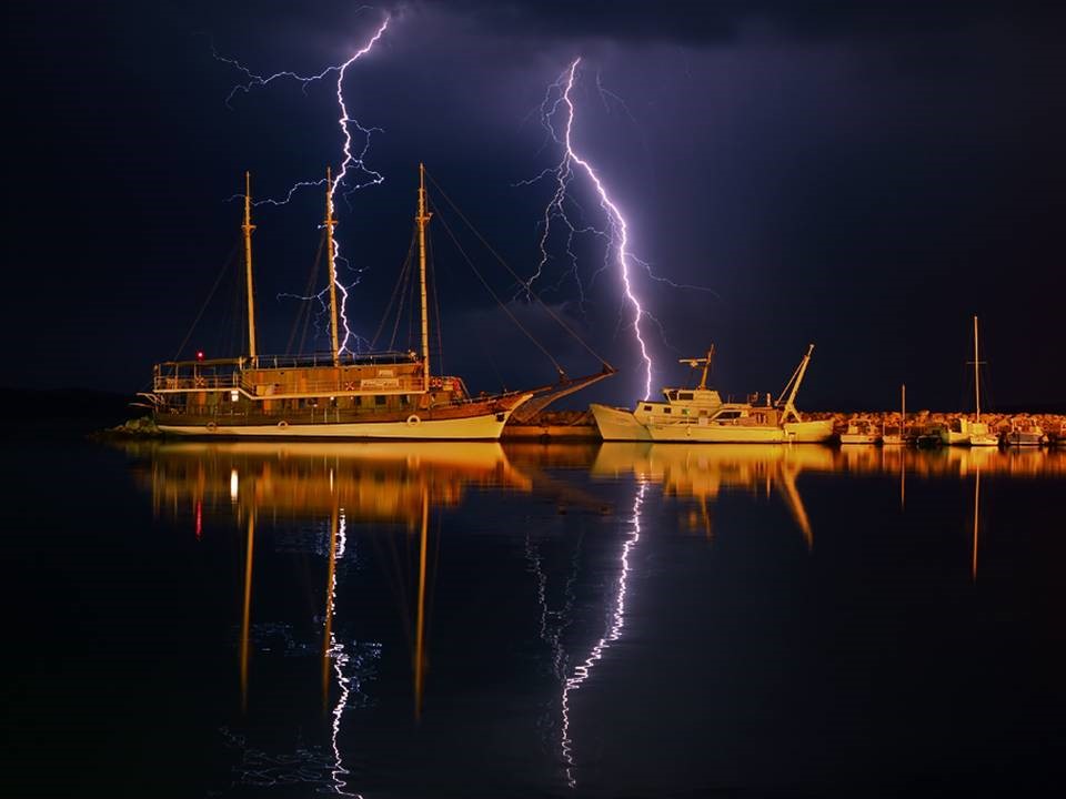 DUNIAKU: Kilatan-Kilatan Petir Yang Terlihat Indah Dan Menakjubkan