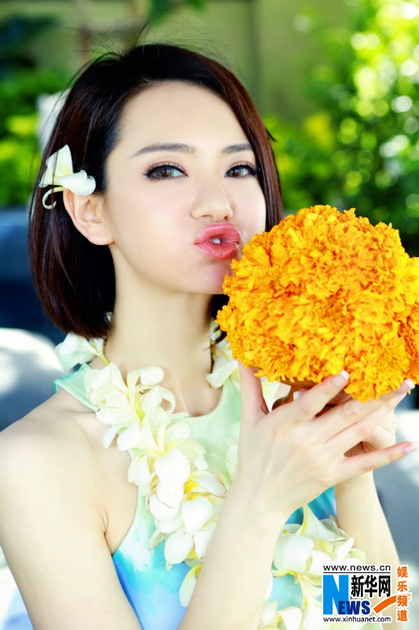 China Entertainment News: Qi Wei enjoying herself pool side