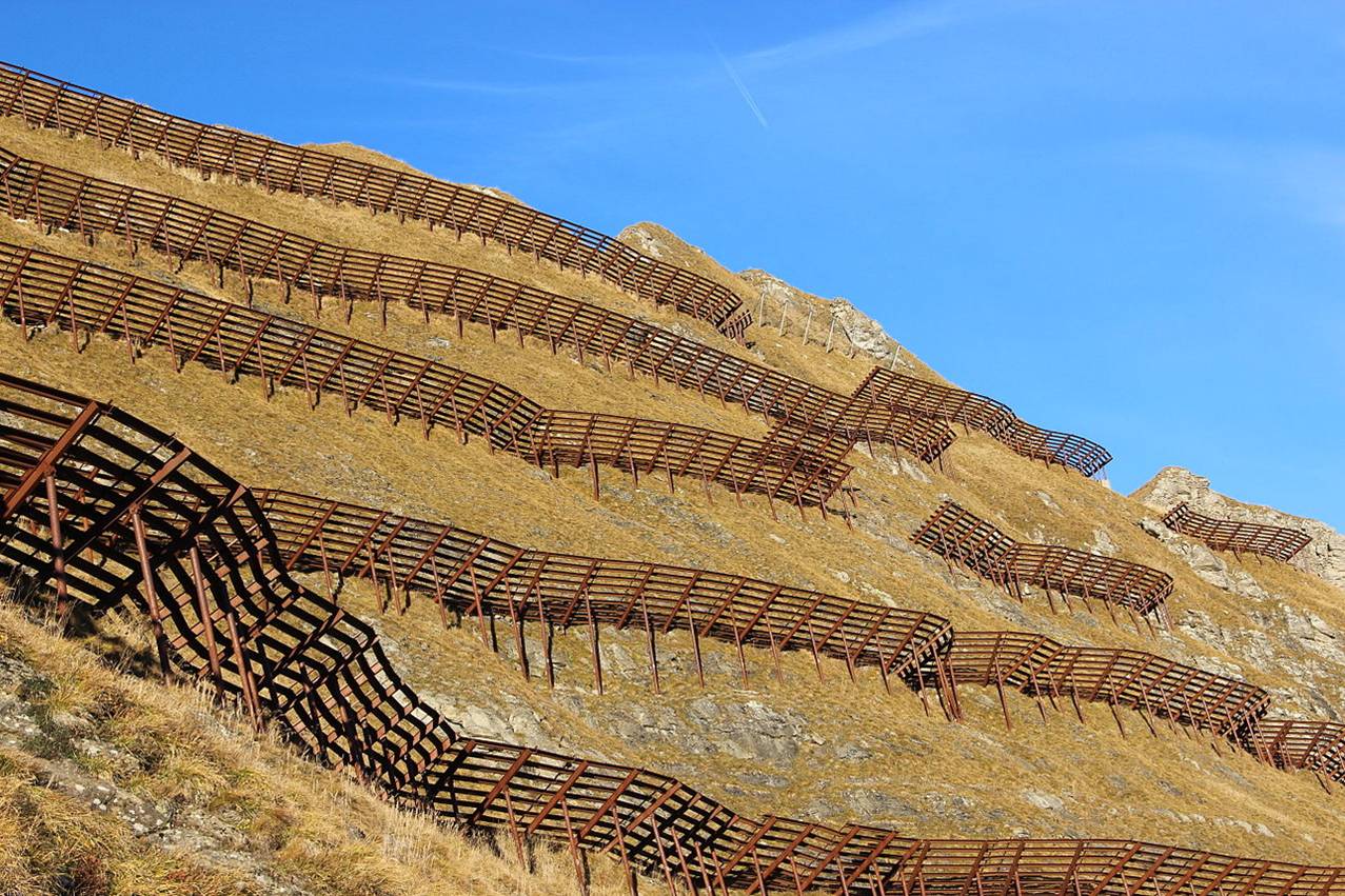 Avalanche Fences Exposed! ~ Kuriositas