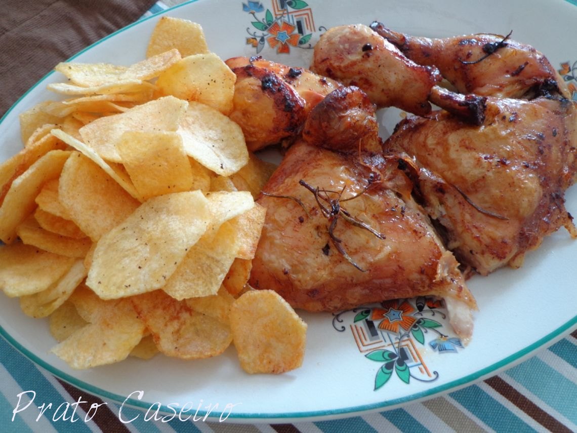 Prato Caseiro: Frango assado no forno com batata pala pala caseira