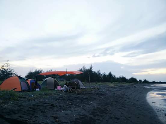 INDAHNYA PANTAI KARANG TIRIS - Indramayu Tradisi
