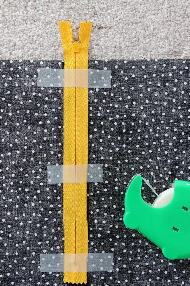 Instructions to Sew a Zipper Into Clothing