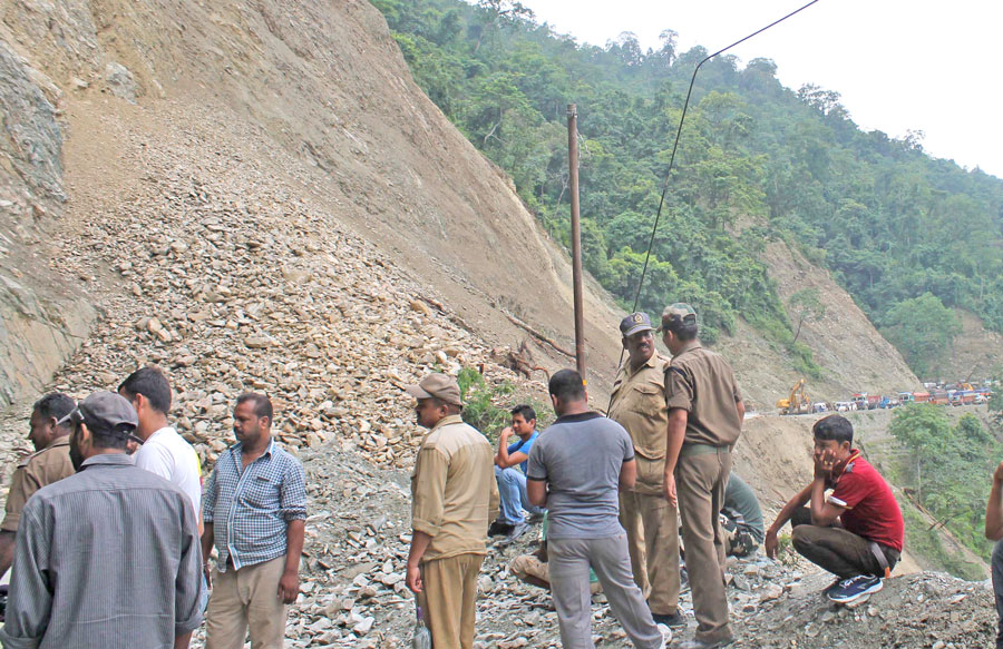 Visions of Hell: Landslide blocks National Highway (NH) 10 (Siliguri ...