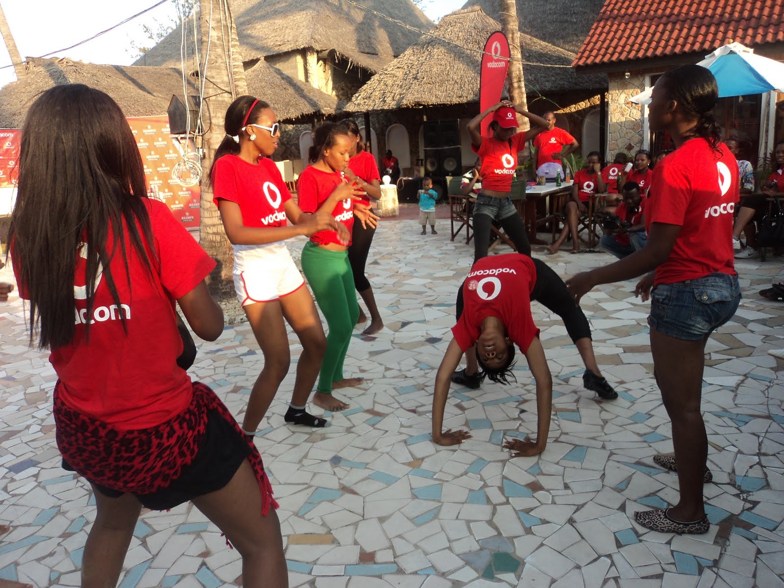 Unique Entertainment Blog: REDD'S YAKABIDHI ZAWADI KWA WAREMBO WA MISS ...