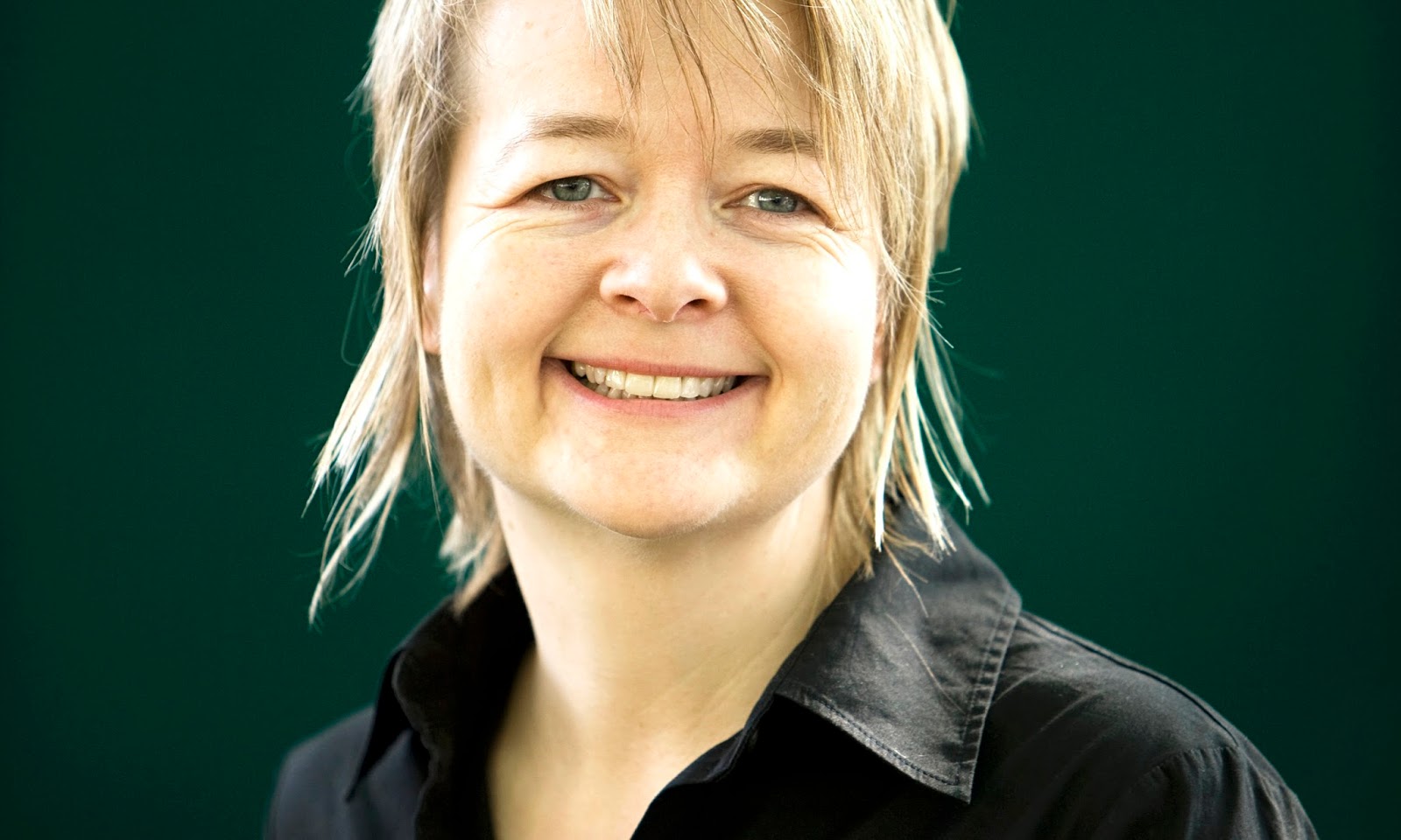 Leggere a lume di candela.: Sarah Waters, “L’ospite” ed. 2009