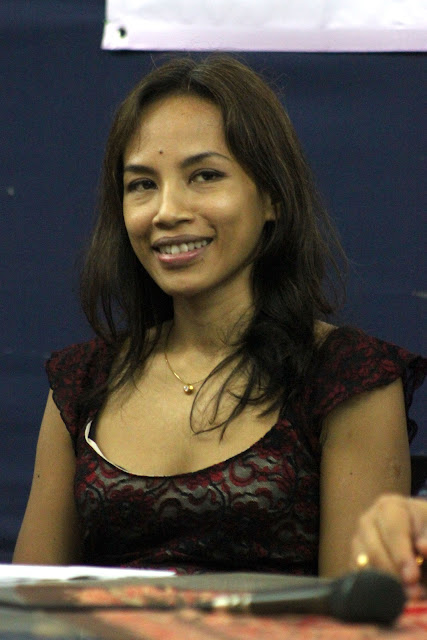 Ayu Utami Tak Bisa Liar - HARIAN SEMARANG - Education