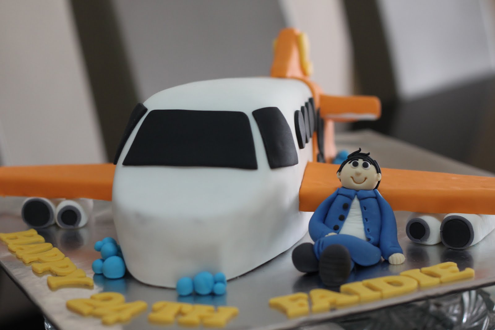 CoMeLiCiOuS: Airplane Cake