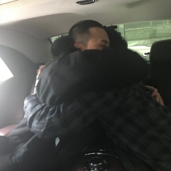 TOP hugs GD before sending him off to his enlistment