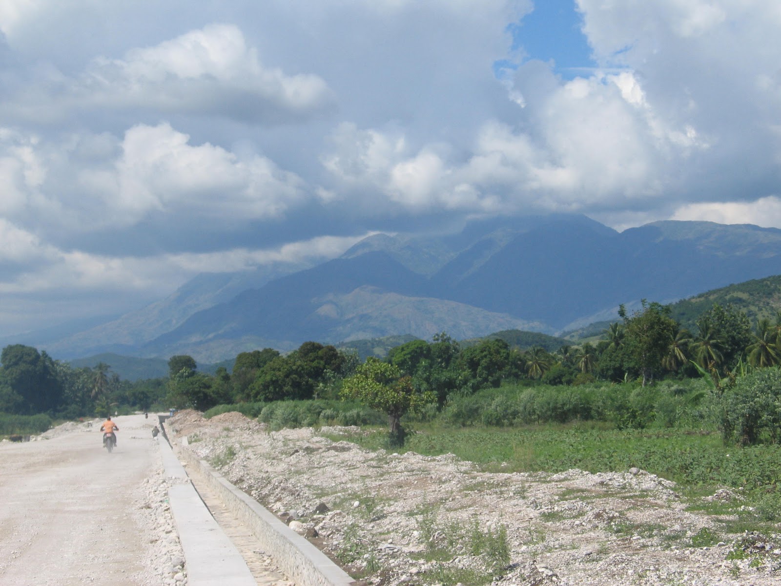 Vivre en Haïti au quotidien: Promenade vers Camp Perrin, Haiti