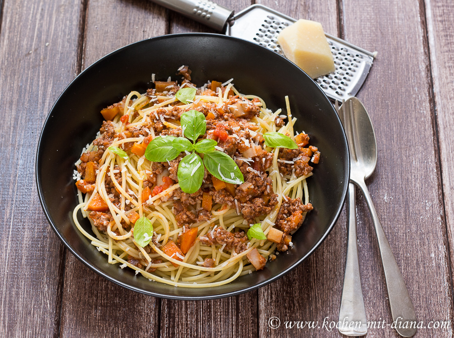 Spaghetti al ragù - Cooking with Diana