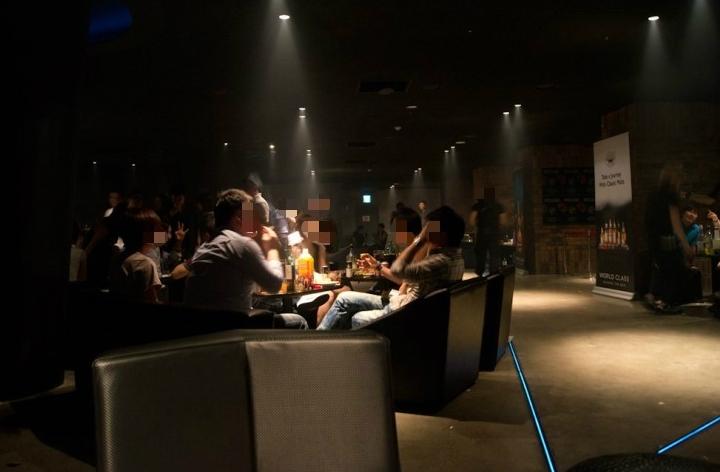 Crazy Clubbing: Club 'Ellui'