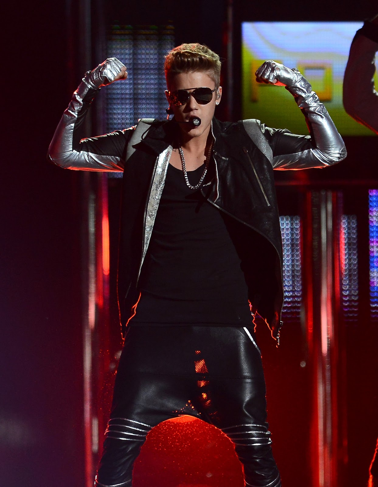 Justin Bieber: PHOTOS: Justin Bieber Performing at Billboard Awards 2013