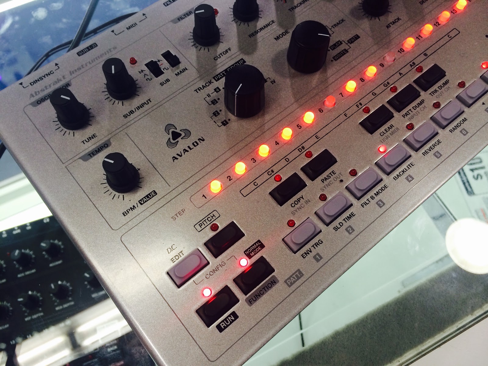 MATRIXSYNTH: New Avalon Bassline Synth & Sequencer From Abstrakt ...