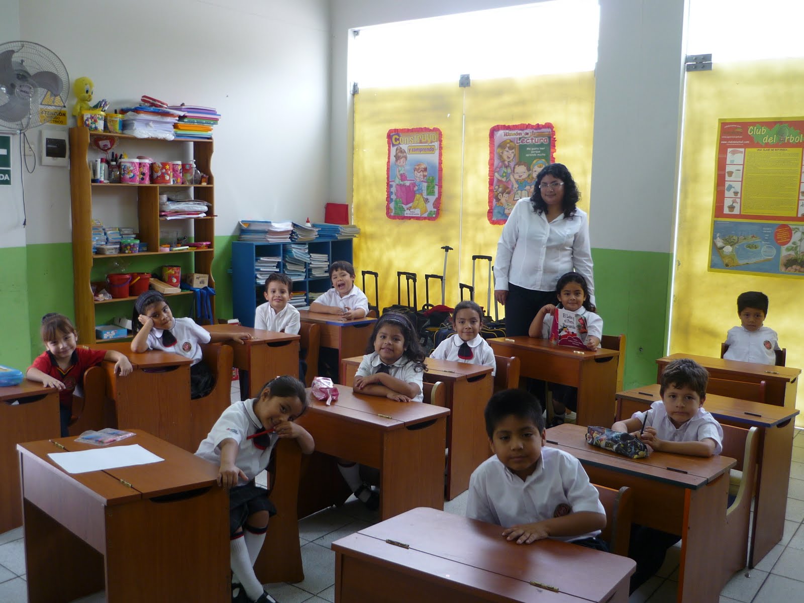 Bienvenid@s: Mamita leyendo cuento a niños de inicial de 5 años en ...