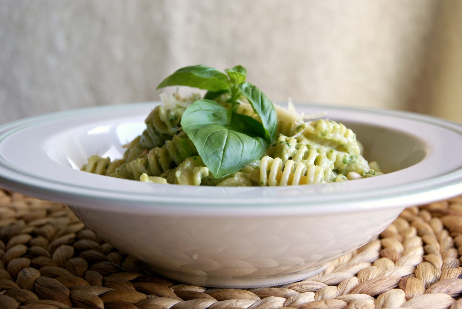 Sun and Veggies: RADIATORI AL PESTO VEGANO DE AGUACATE