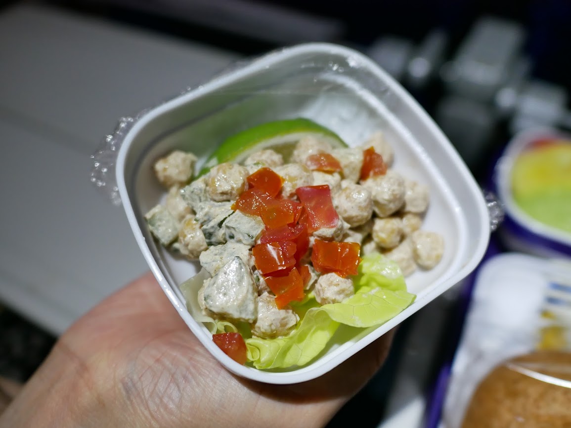 來貘與企鵝的生活日誌: [搭乘紀錄] MU5006 TPE-PVG 台北到上海 印度餐 - 3萬元遊歐洲