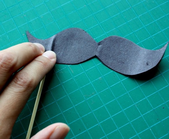 little papercuts: diy paper moustaches