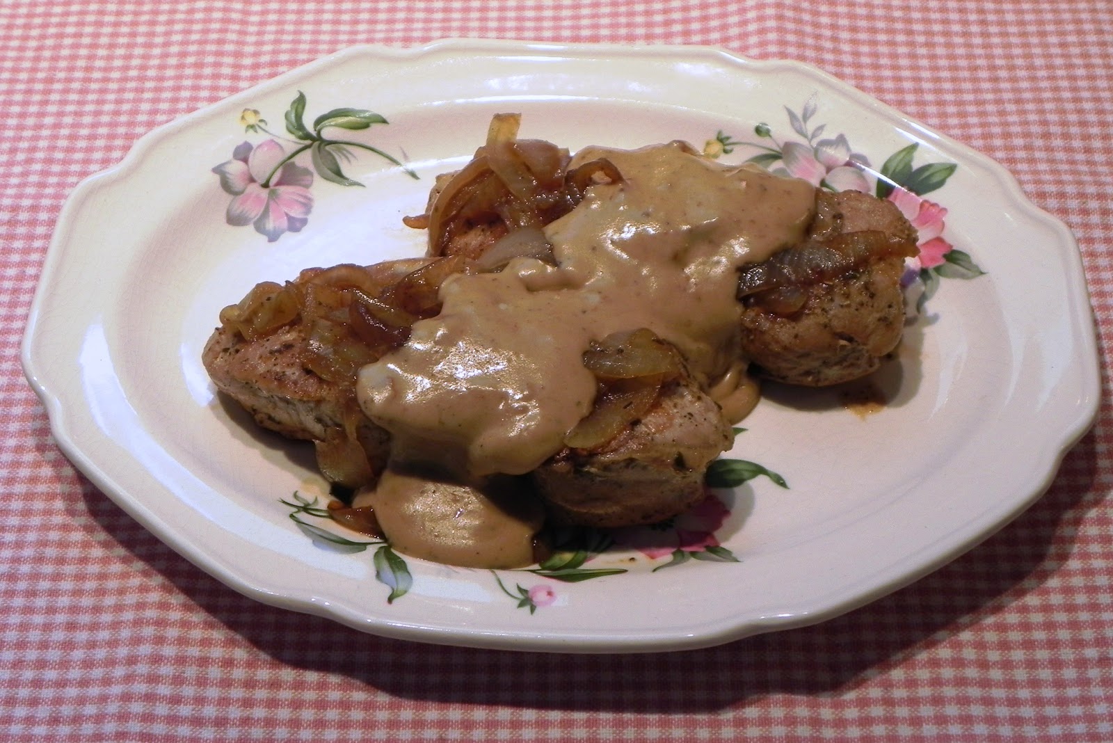 The Iowa Housewife: Family Favorites...Pork Chops in Sour Cream