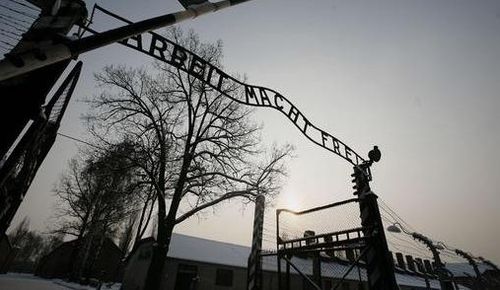 Encontram-se documentos do campo de concentração nazista de Auschwitz ...