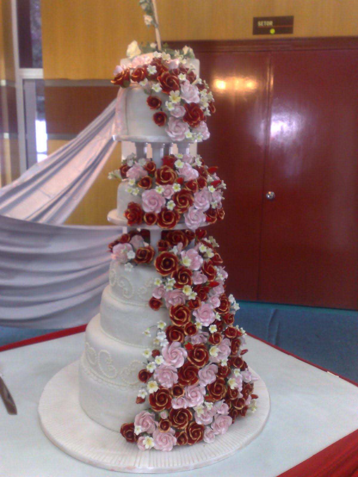 NORBAINI CAKES: Six Tier Wedding Glory Cake on Saturday, May 8 2010