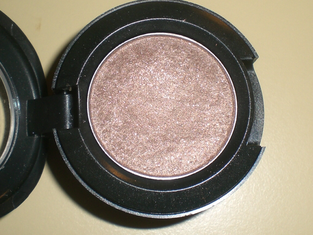 dggfghddss: MAC Eyeshadow Overview - Honesty