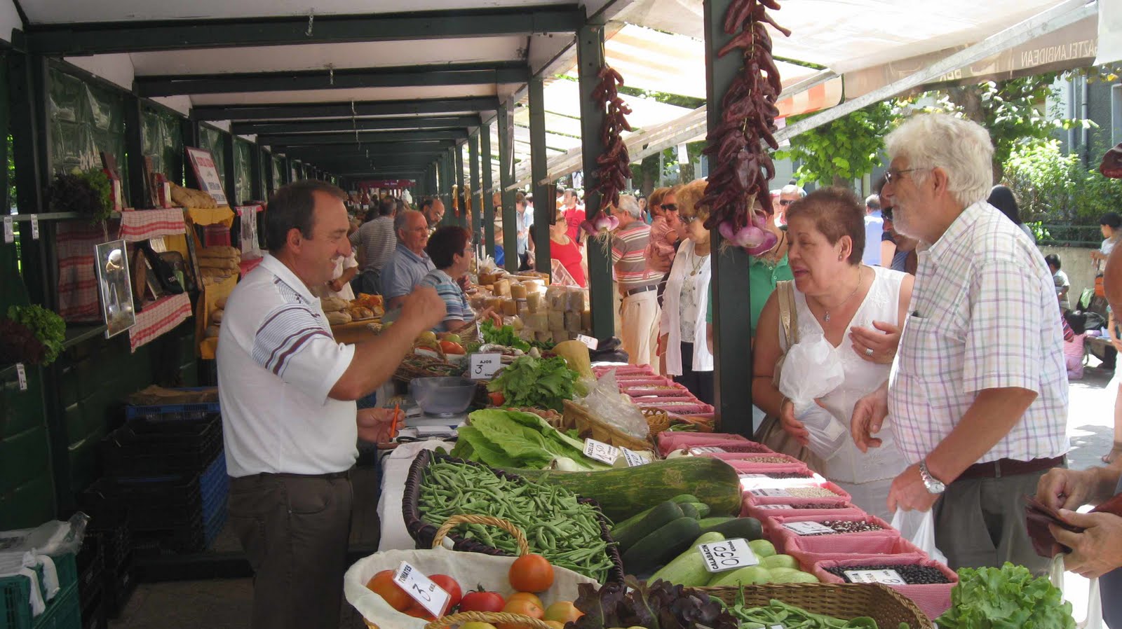 Miles de personas acuden a la feria agrícola de fiestas en el parque de ...