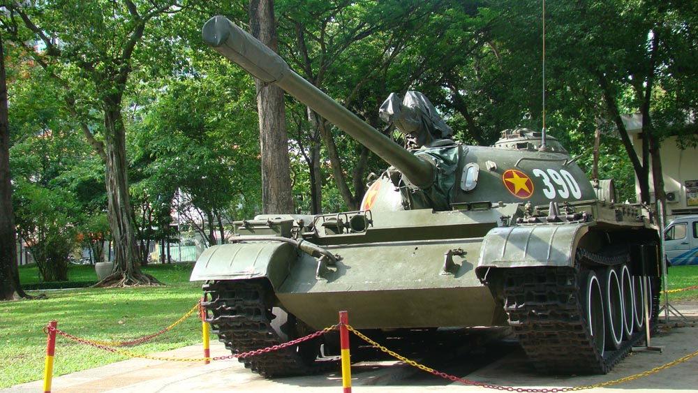 Fotoget: Tanks knocked up the gates of Independence Palace