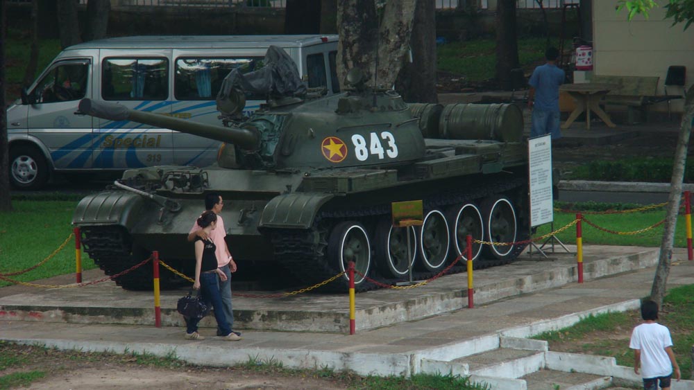 Fotoget: Tanks knocked up the gates of Independence Palace