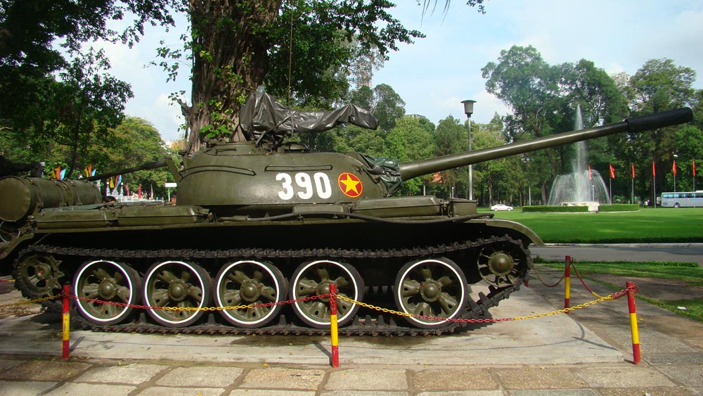 Fotoget: Tanks knocked up the gates of Independence Palace