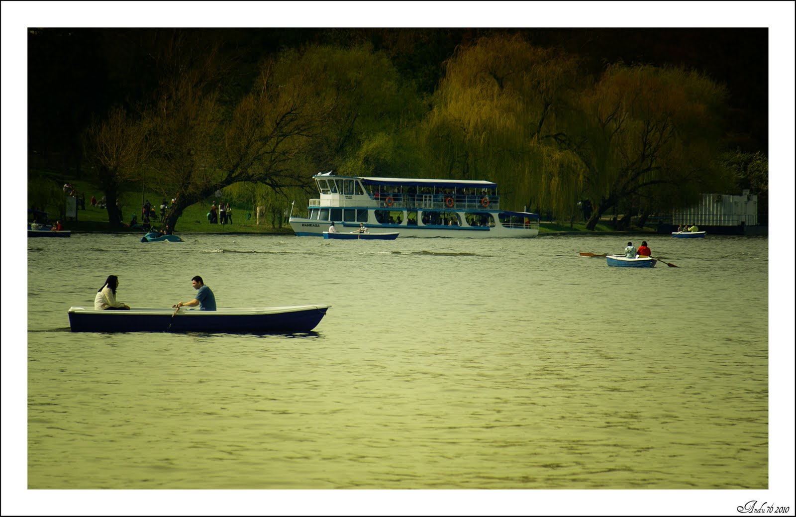 Oameni,barci pe lacul Herastrau..People,boats on lake Herastrau(Bucharest)