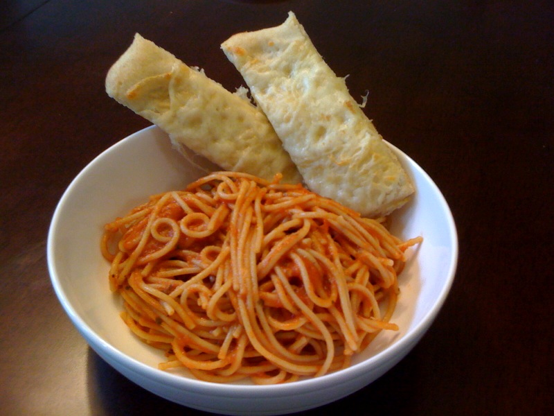 The Persnickety Picnic: Spaghetti with cheesy garlic breadsticks
