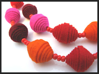 PORQUE SUEÑO...: Collares de bolas de fieltro