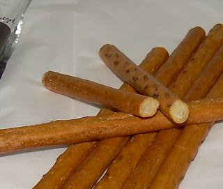 Japanese Snack Reviews: Lotte Toppo Marron Cake Sticks