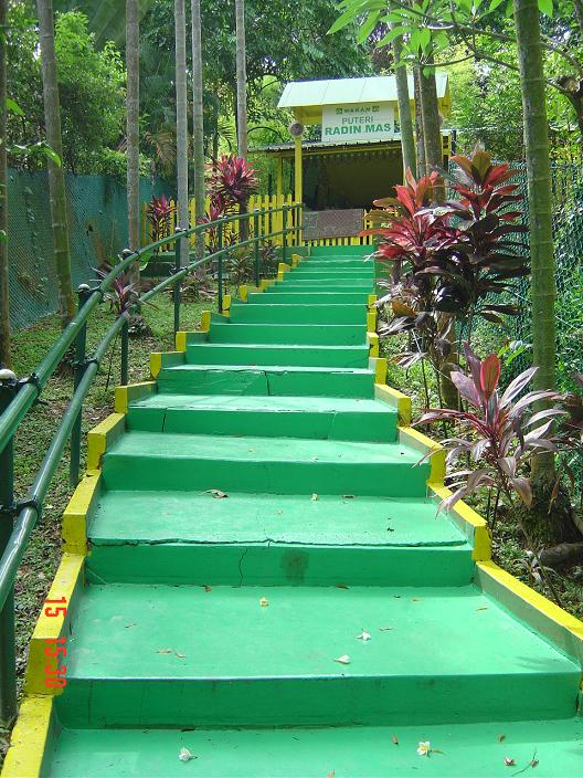 BERPETUALANG KE ACEH: The tomb of the princess Radin Mas