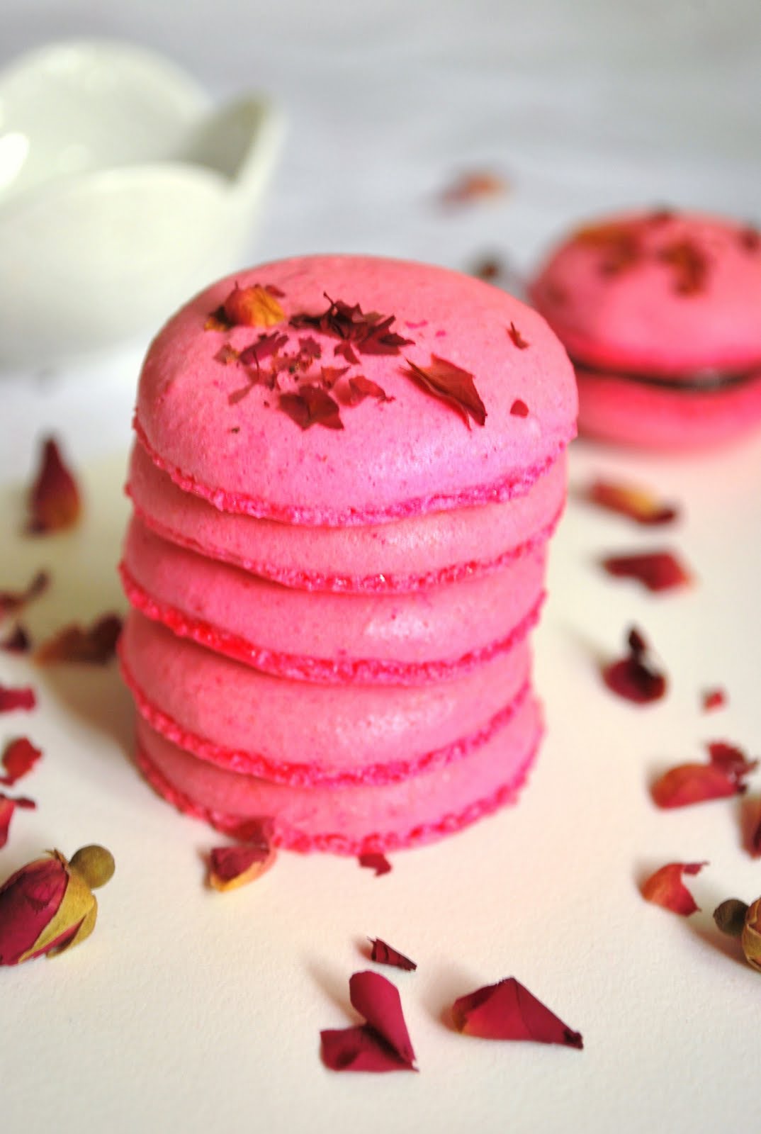 Sweets and Loves: Rose Macarons - With White or Dark Chocolate?
