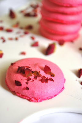 Sweets and Loves: Rose Macarons - With White or Dark Chocolate?