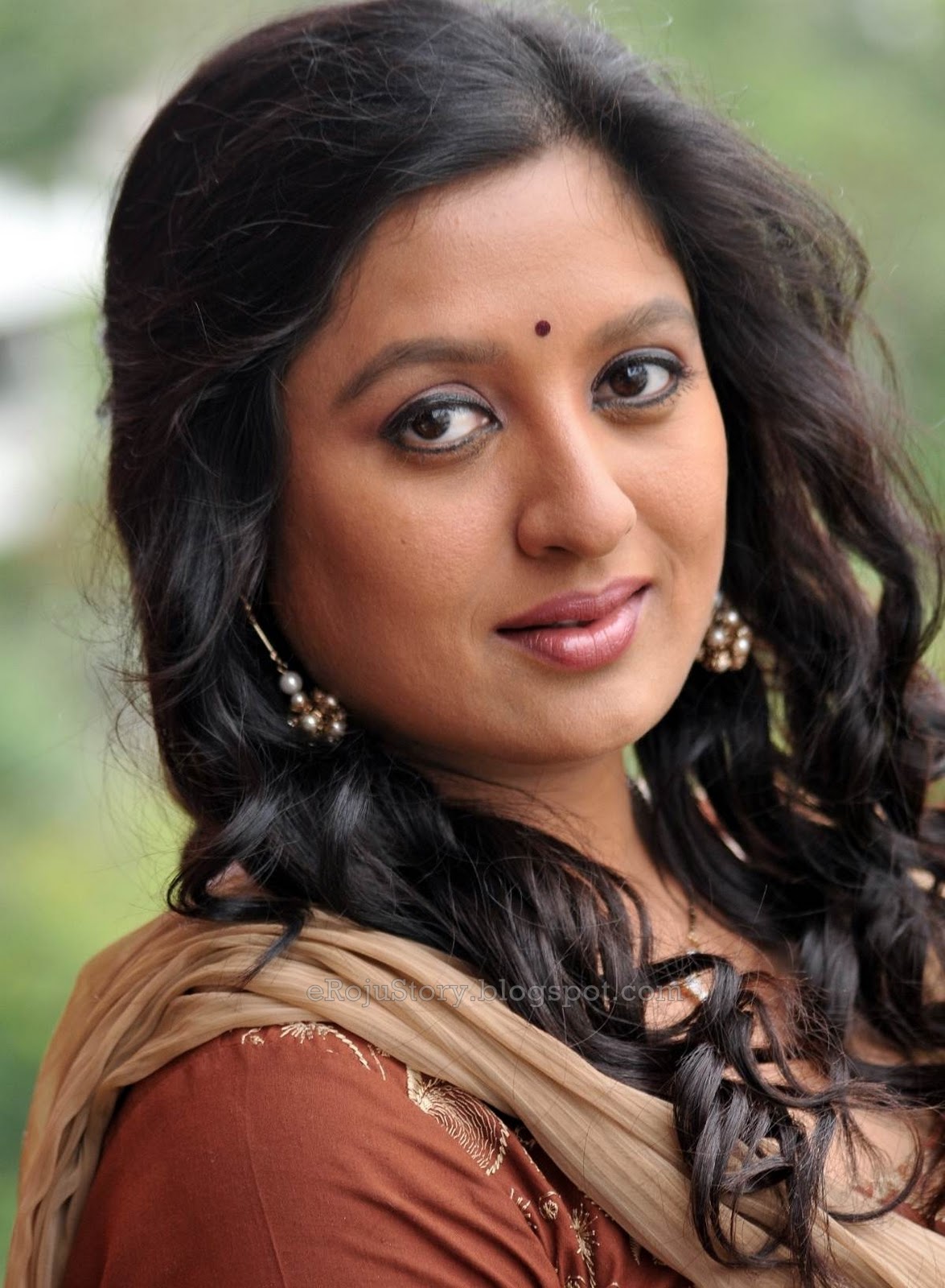 Sana Aunty Cute Photo Shoot - Tollywood to Bollywood