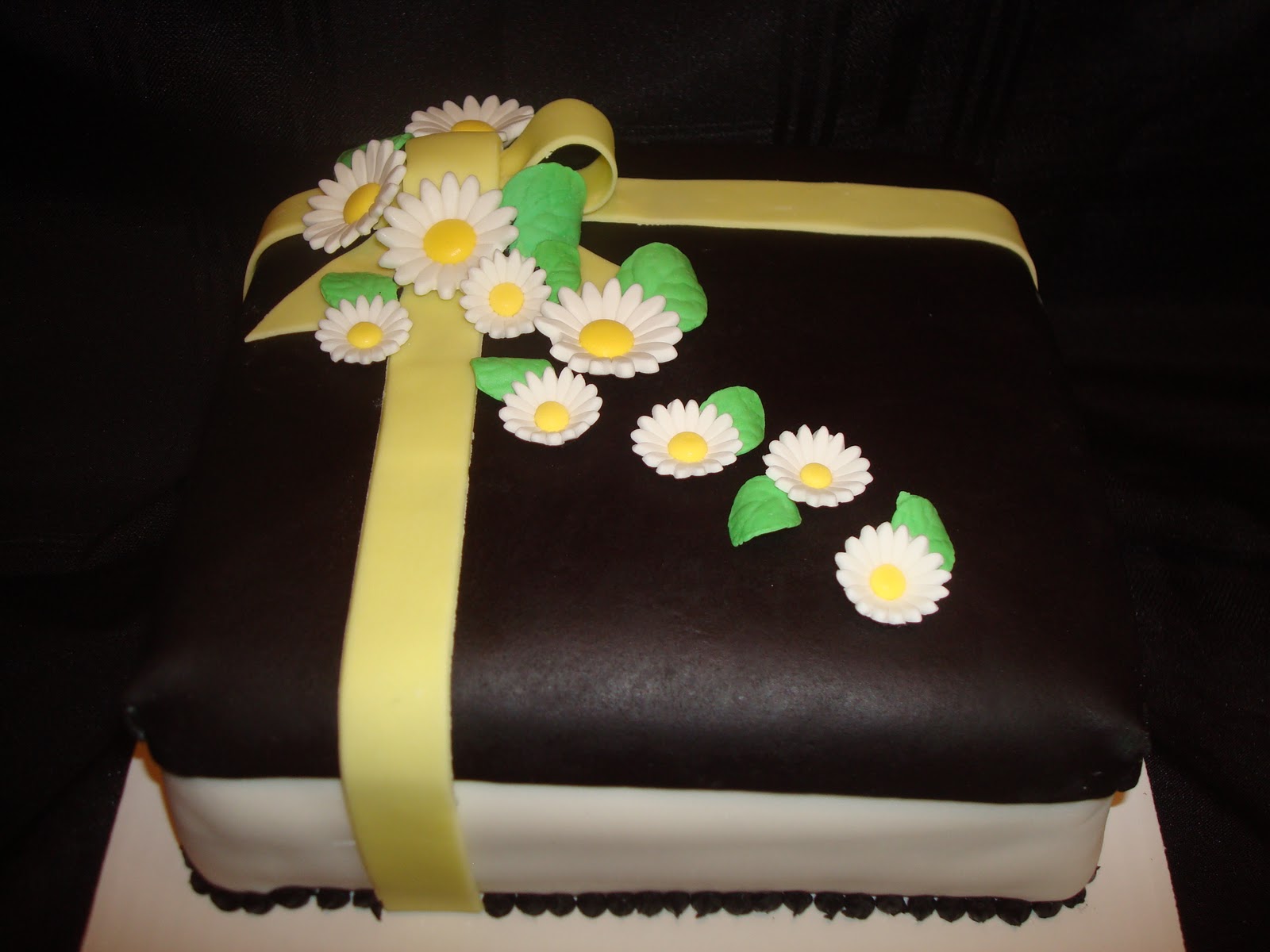 Cake 'N' Bake Sisters: Black Box with flowers