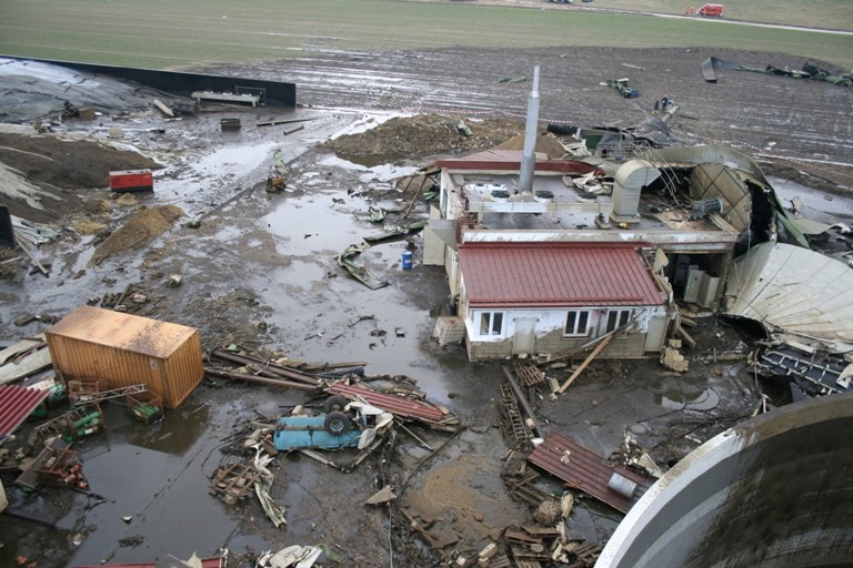 Feuerwehr Würzburg - Abschnitt Mitte: Schwere Verpuffung zerstört ...