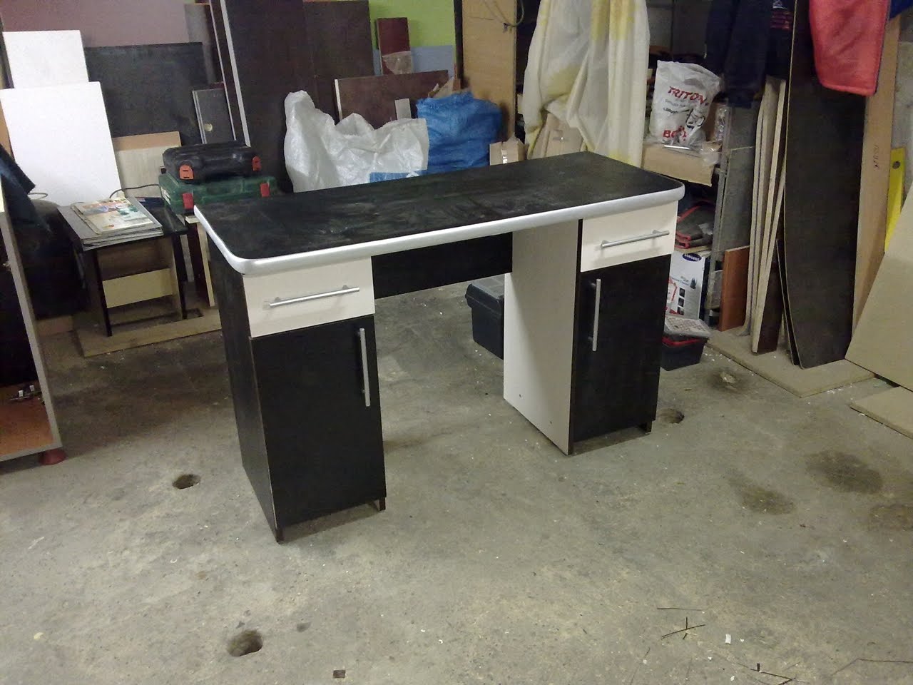 BLOGUL CU MOBILA: Birou mic in 2 culori