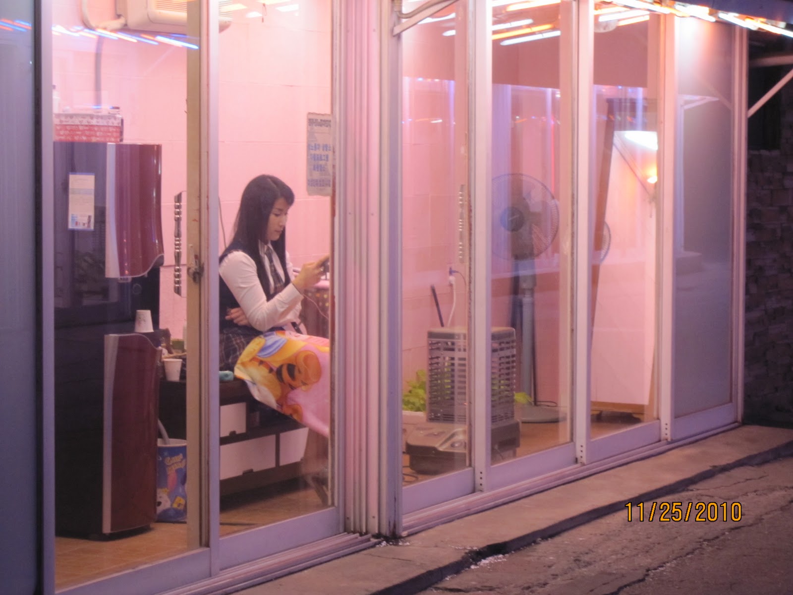 Global Fashionista: A memorable night of window shopping in Pyeongtaek.