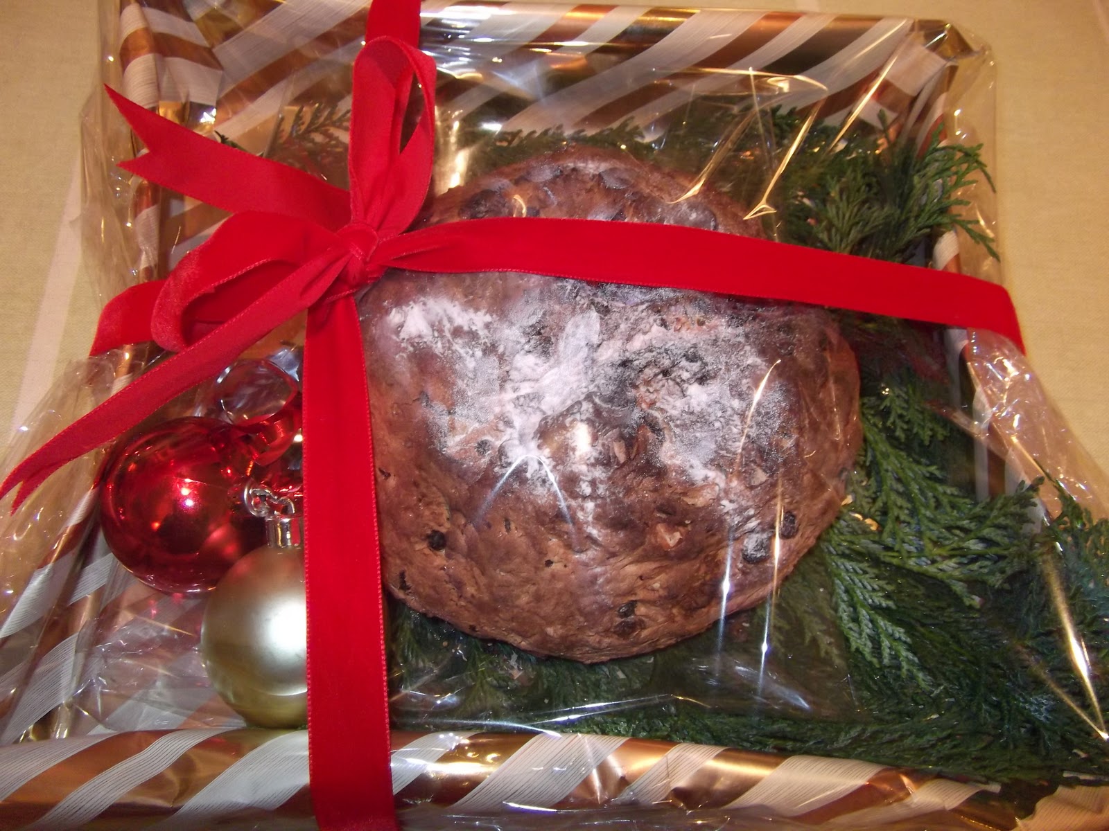 .: A quick and easy Christmas present : a festive Christmas bread