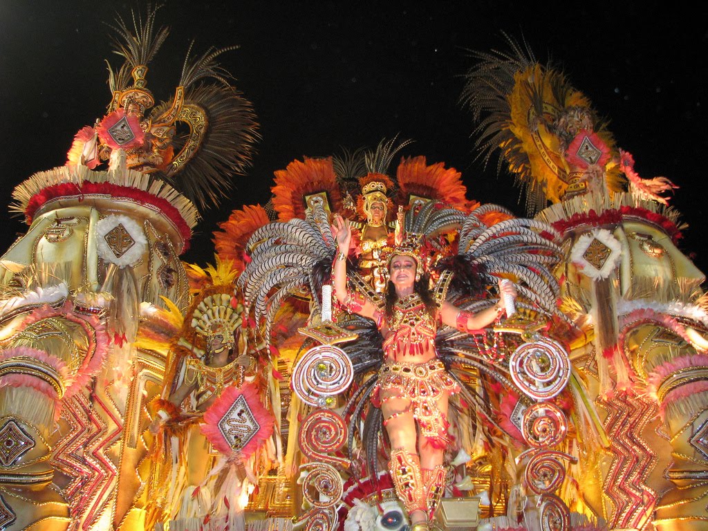 Interesting Green: Samba dancers turn up the heat at Rio's carnival (III)