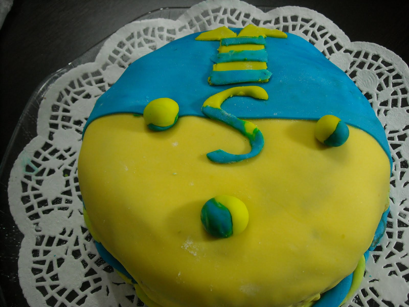 Dogum gunu pastasi (seker hamuru ile suslenmis)