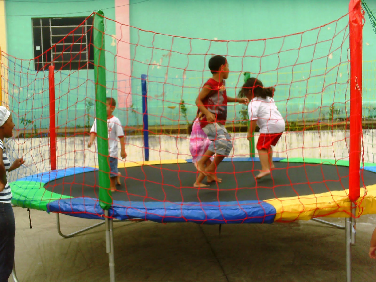 CHAPEUZINHO VERMELHO EM AÇÃO PARA A EDUCAÇÃO: 3ª feira, Pula pula na Escola