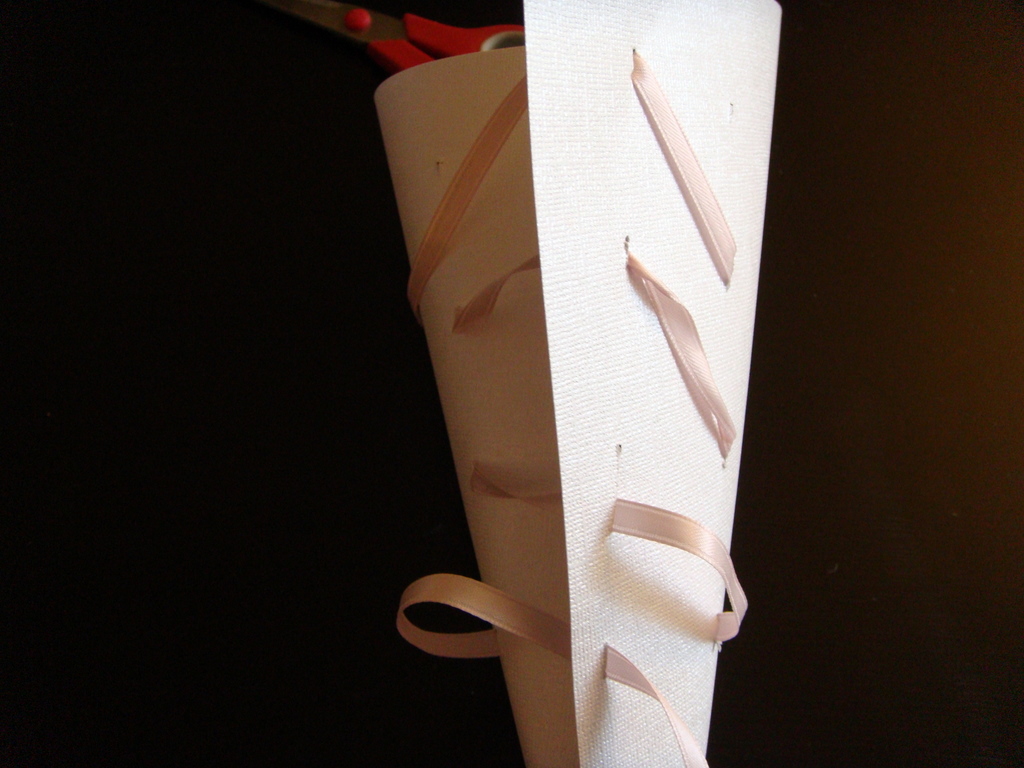 iDo-It-Myself: Wedding DIY: Ribbon-laced paper cones
