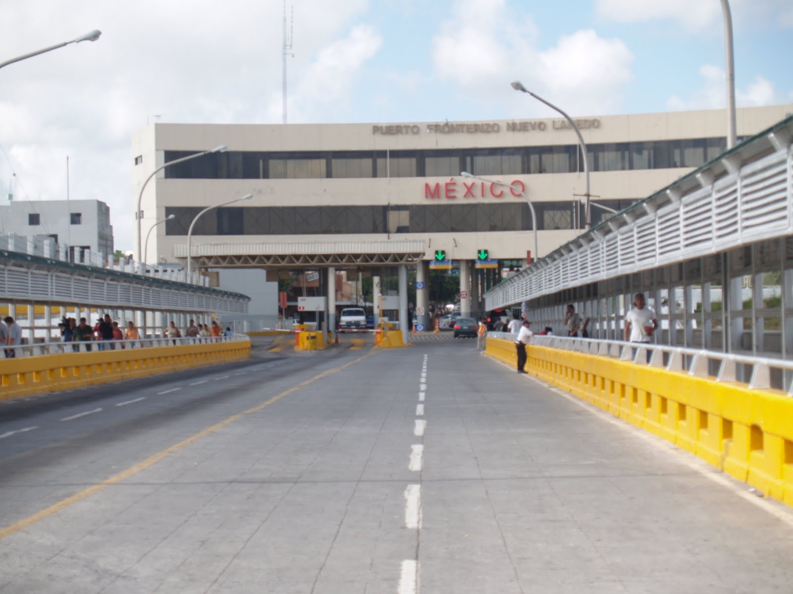 NOTICIAS DE NUEVO LAREDO: CIERRAN PUENTE INTERNACIONAL DE NUEVO LAREDO ...