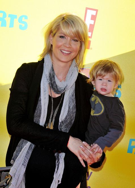 Celebrity Photo Gallery Star: Jenna Elfman & Story at Express Yourself 2009