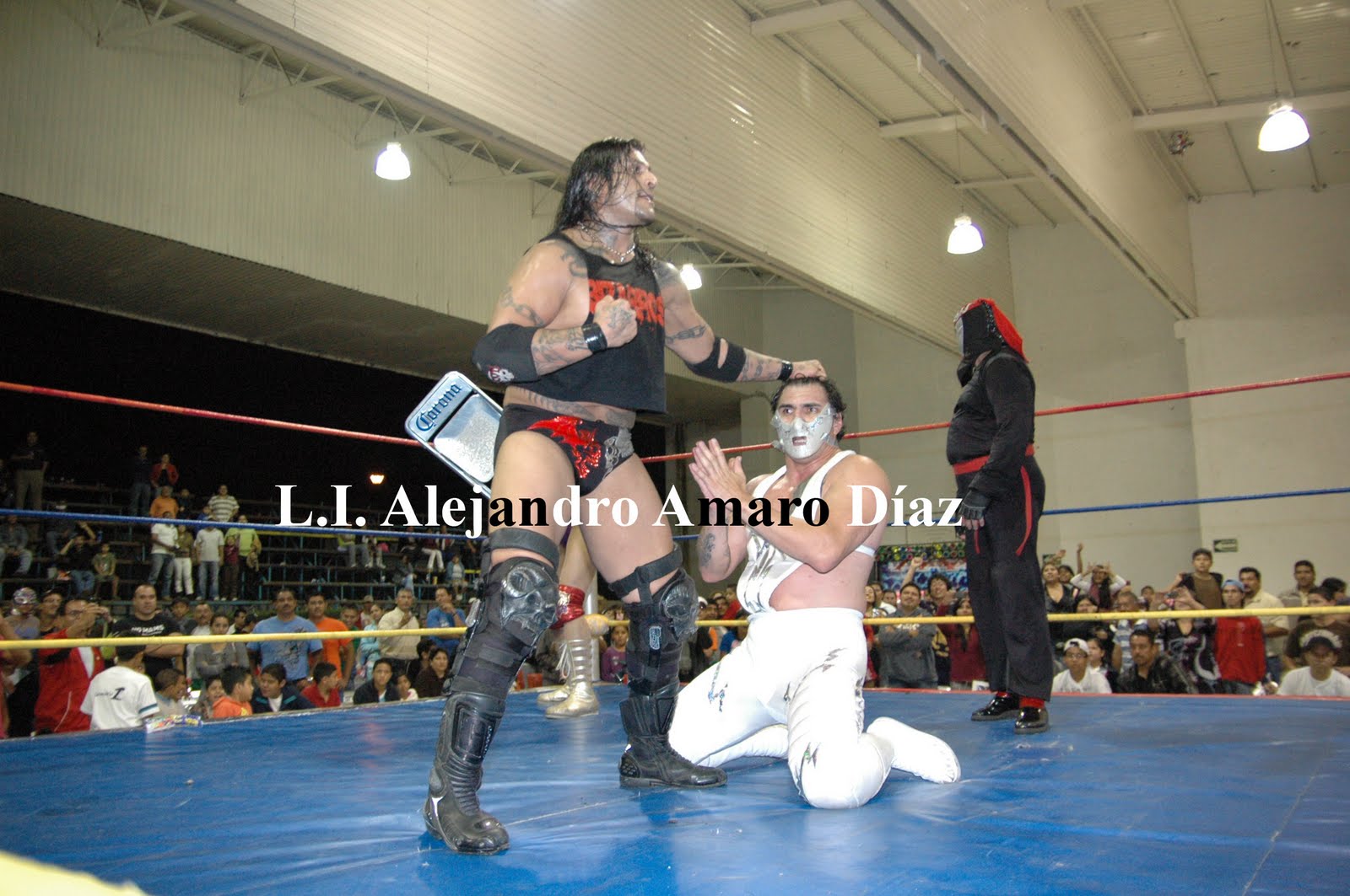 ESTRELLAS DEL RING.: Se impone el Main Man a los Maniacos