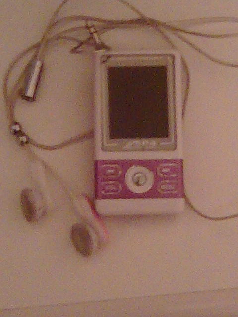 Vendo ou Troco!: MP4 SONY (Rosa com Baranco) Com arranhão no Visor R$ 30,00